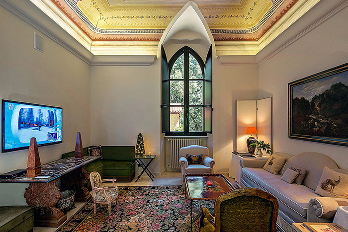 Villa Royale, stunning neo-gothic villa in Vald'Orcia, sleeps 12