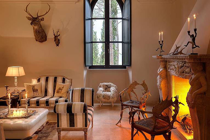 Villa Royale, stunning neo-gothic villa in Vald'Orcia, sleeps 12